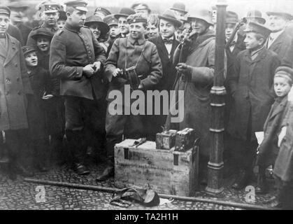 Street fight in Berlin. 1919 The Spartacist uprising (Spartakusaufstand ...