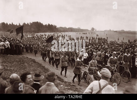 More than 25,000 participants attend the Pentecost march of the ...