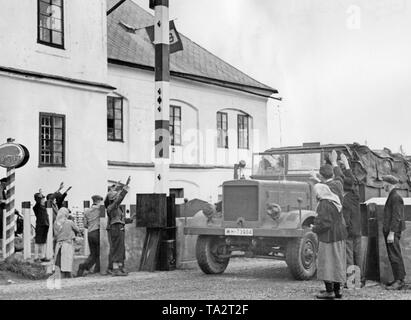 German troops cross the former German-Czechoslovak border at Ebersbach ...