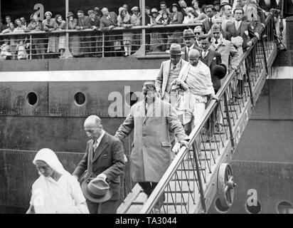 Mahatma Gandhi during the Second Round Table Conference at London Stock ...