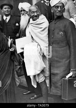 Mahatma Gandhi leaves the Round-table Conference in London, 1931 Stock ...