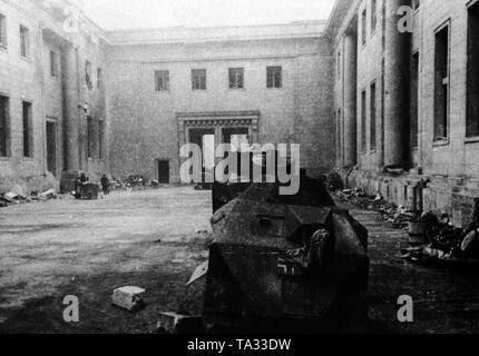 Berlin, Destroyed Reichstag after war Stock Photo - Alamy