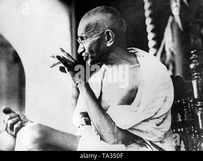 Mahatma Gandhi during the Second Round Table Conference at London Stock ...