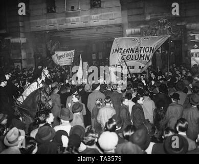 Victoria Railway Station London Victorian period Stock Photo - Alamy