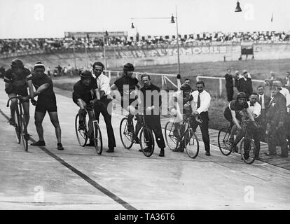 Racing cyclists waiting for start Stock Photo - Alamy