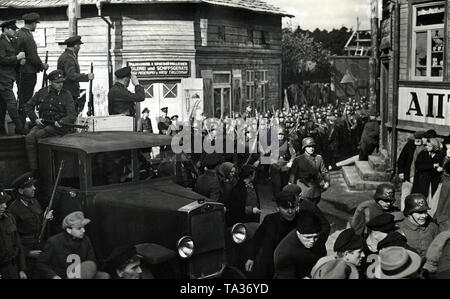 The UFA film "Men Without a Fatherland" from 1937 is about the ...