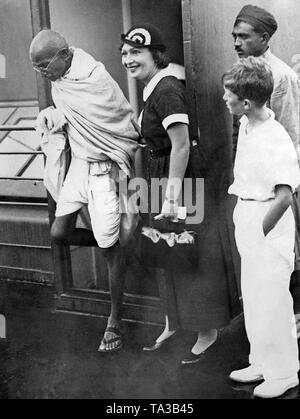Mahatma Gandhi during the Second Round Table Conference at London Stock ...