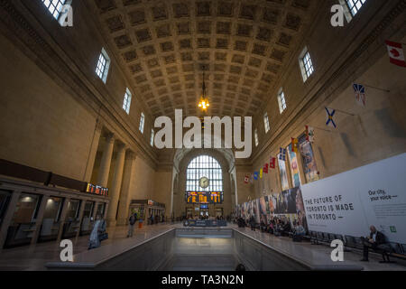 VIA Rail Arrivals / Departures board at the centre of Toronto Union ...