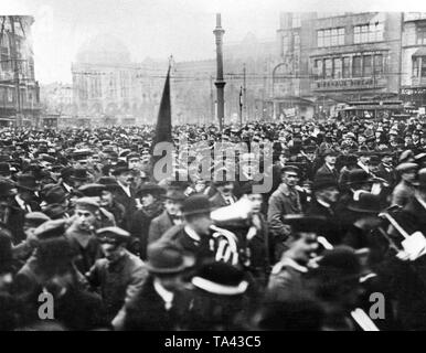 Demonstration of the SPD at the Potsdamer Platz, 1918 Stock Photo - Alamy