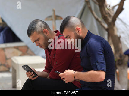 Gaza. 22nd May, 2019. Palestinian young men Amin Abed (R) and Mohammed ...