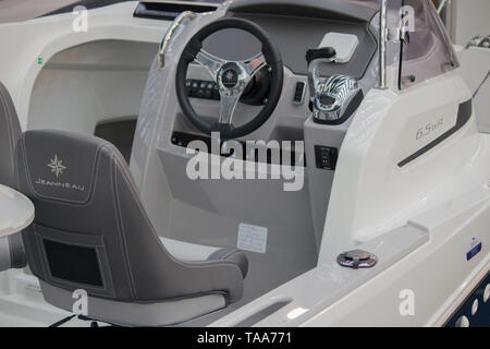 STEERING WHEEL AND DASHBOARD OF A SPEED BOAT Stock Photo - Alamy