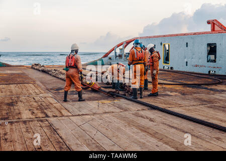 Vessel crew preparing vessel for static tow tanker lifting Stock Photo ...