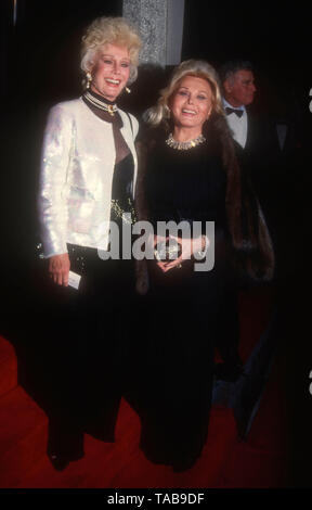 ZSA ZSA GABOR & EVA GABOR ACTRESSES & SISTERS (1957 Stock Photo - Alamy