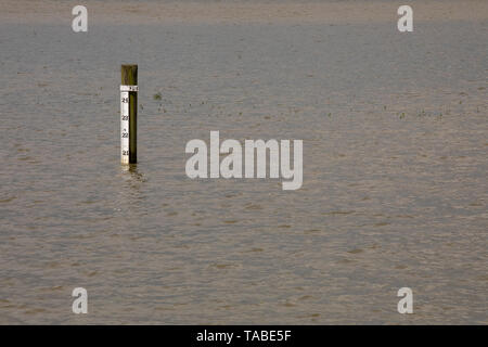 Flooding and Flood measuring stick River Itch in Long Itchington ...