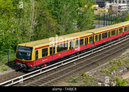S-Bahn S2, Schöneberg, Berlin, Deutschland Stock Photo - Alamy