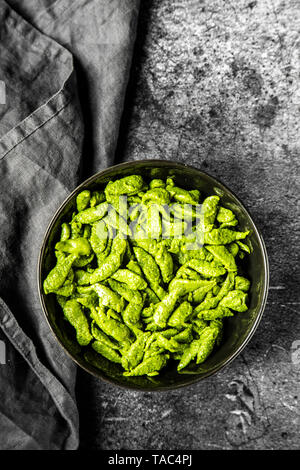 Spaetzle with spinach in a bowl Stock Photo - Alamy