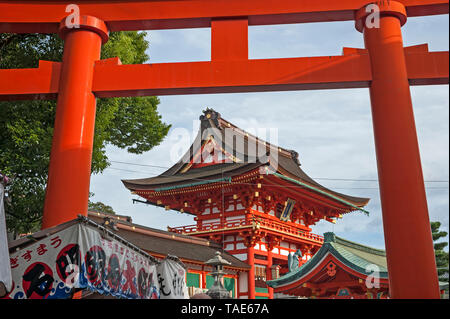 Strikingly ornate Fushimi Inara Shinto Shrine and Torii (entrance gate ...