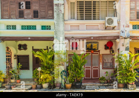 Traditional Chinese shop house architecture in George Town, Penang ...