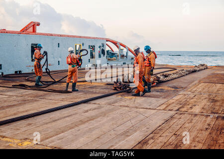 Vessel crew preparing vessel for static tow tanker lifting Stock Photo ...