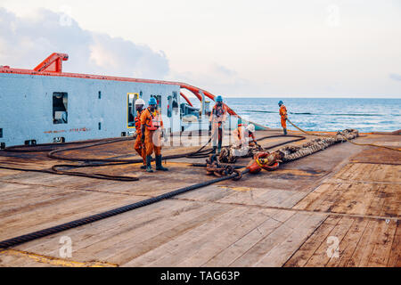 Vessel crew preparing vessel for static tow tanker lifting Stock Photo ...