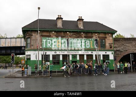Celtic supporters pub bar in Glasgow - The Hoops Bar in Gallowgate ...