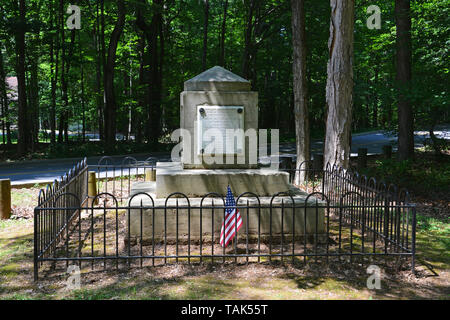Revolutionary War grave marker with American flag, Memento Mori Burying Ground, Farmington ...