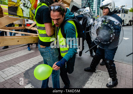 Demonstrators seen at a protest of the yellow vests (gilets jaunes ...