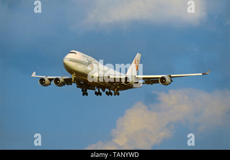 JAL japan boeing 747 jumbo jet landing at London Heathrow LHR Airport ...