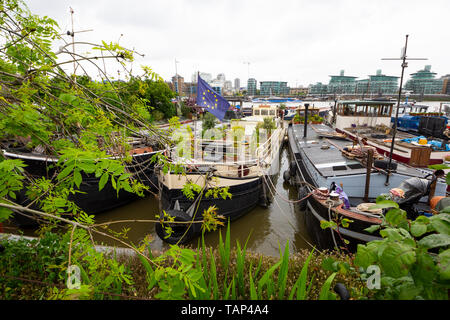 Mooring platform on the River Thames in London, England Stock Photo - Alamy
