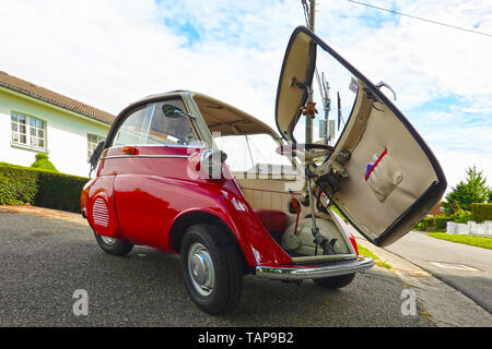 Classic Car Bmw Isetta With Open Door Stock Photo: 117665905 - Alamy