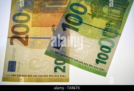 New 100 Euro banknotes (2019), Front and back side Stock Photo - Alamy