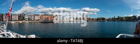 Aker brygge [båt], Ferry Terminal, Oslo, Norway. Oslo City Hall is ...