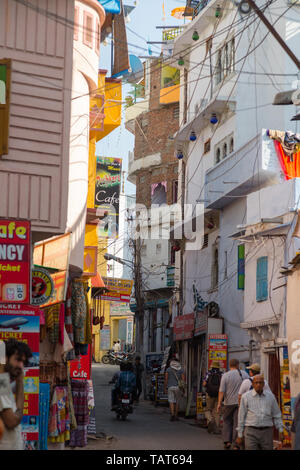 The busy streets of Udaipur old town Stock Photo - Alamy