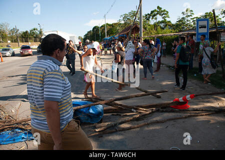 Manaus, Brazil. 27th May, 2019. Am. BR147 closed by relatives of ...