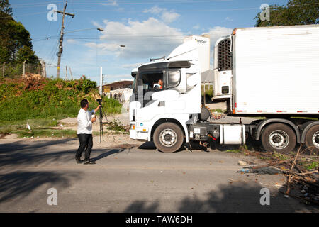 Manaus, Brazil. 27th May, 2019. Am. BR147 closed by relatives of ...