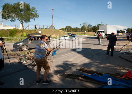 Manaus, Brazil. 27th May, 2019. Am. BR147 closed by relatives of ...