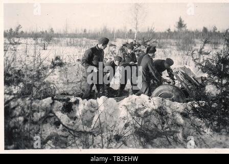 German Soldiers with a 75mm Light Infantry Gun Howitzer on the Russsian ...