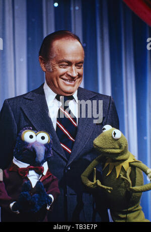 THE MUPPET SHOW, Gonzo, Kermit the Frog, Scooter, Fozzie Bear, Miss ...