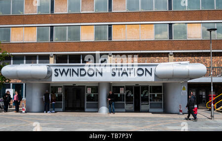 The sign & entrance to the railway station at Swindon, Wiltshire, UK ...