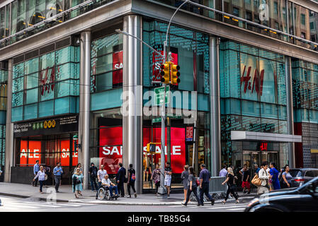 H&M store, 5th Avenue New York city, United States of America Stock ...