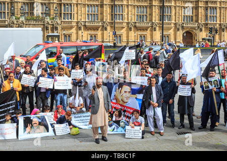 Pashtun Tahafuz Movement protest against the Pakistan Army outside the ...