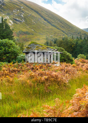 Old wooden hut in Glen Etive, Glen Coe region in Scottish Highlands ...