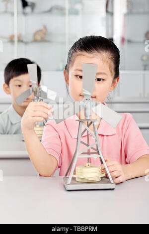 Students do experiments in physics class Stock Photo - Alamy