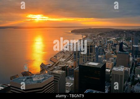 Seattle sunset rooftop view with urban skyscrapers Stock Photo - Alamy
