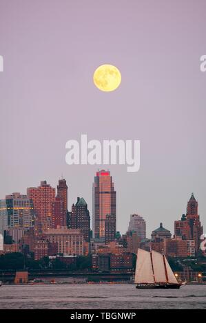 Super Moon and downtown buildings in Brooklyn Stock Photo - Alamy