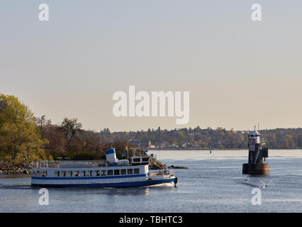 SL commuter boat Kung Ring arriving at Nacka Strand, Stockholm, Sweden ...