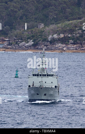 The Royal Australian Navy Leeuwin-class hydrographic survey ship HMAS ...