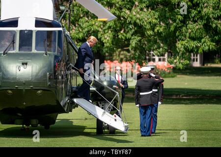 President Donald Trump steps off Air Force One as he arrives Sunday ...
