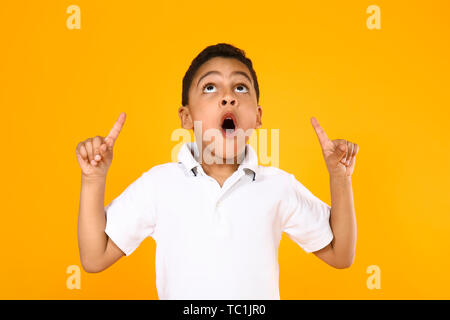 portrait of little shocked boy pointing and looking up Stock Photo - Alamy