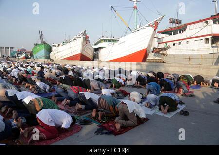 Muslims pray Eid al-Fitr prayers, marking the end of the Muslim holy ...